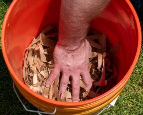 Cómo hacer Compost en un Balde o Cubeta paso a paso - Eco Jardín Mágico